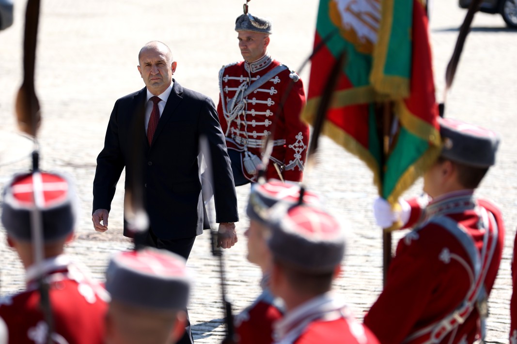 Румен Радев В момент на кризи войни и несигурност не можем да неглижираме армията Bulnews